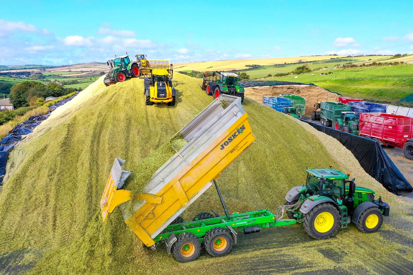 JOSKIN Trans-SPACE monocoque tipping trailers